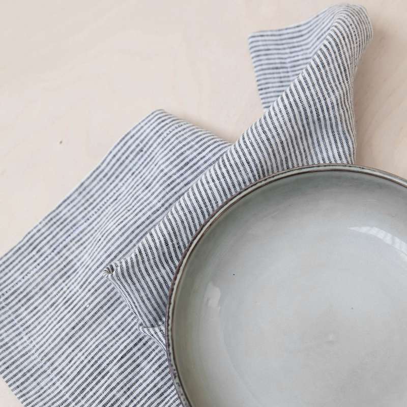 Serviette de table fine rayure lin lavé Black/Milk, Gabrielle Paris | La Belle Vie : Courses en ...